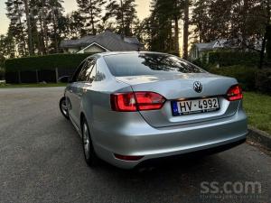 Pelēks Volkswagen Jetta 2012 Rīga, ar dzinēja tilpumu 1.40 L un nobraukumu 190 tūkst. km par 3900 €, foto 5 vietnē AUTOMOTO.COM.LV