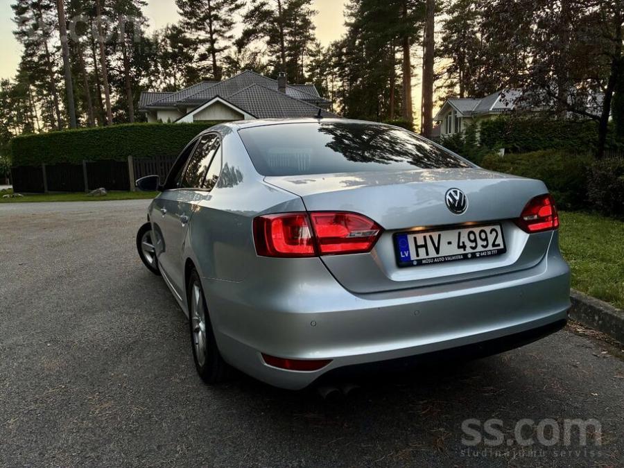 Pelēks Volkswagen Jetta 2012 Rīga, ar dzinēja tilpumu 1.40 L un nobraukumu 190 tūkst. km par 3900 €, foto 5 vietnē AUTOMOTO.COM.LV