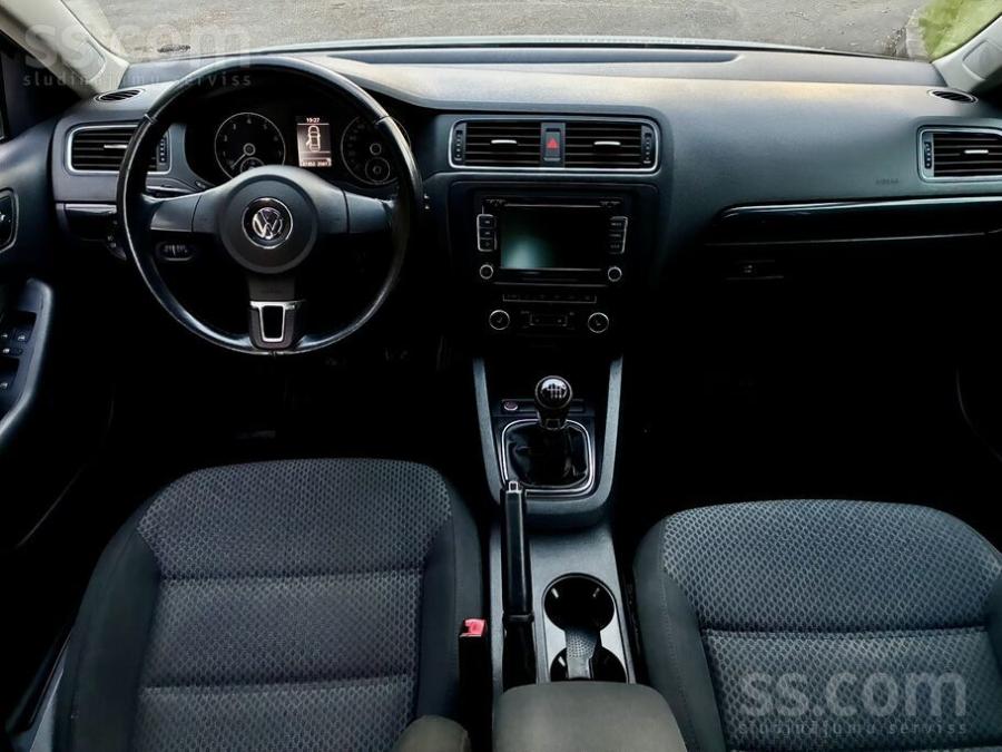 Pelēks Volkswagen Jetta 2012 Rīga, ar dzinēja tilpumu 1.40 L un nobraukumu 190 tūkst. km par 3900 €, foto 14 vietnē AUTOMOTO.COM.LV