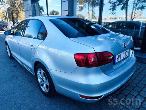 Grey Volkswagen Jetta 2012 in Riga, with an engine capacity of 1.20 L and mileage of 280 thousand km for 2900 €, photo 3 on AUTOMOTO.COM.LV