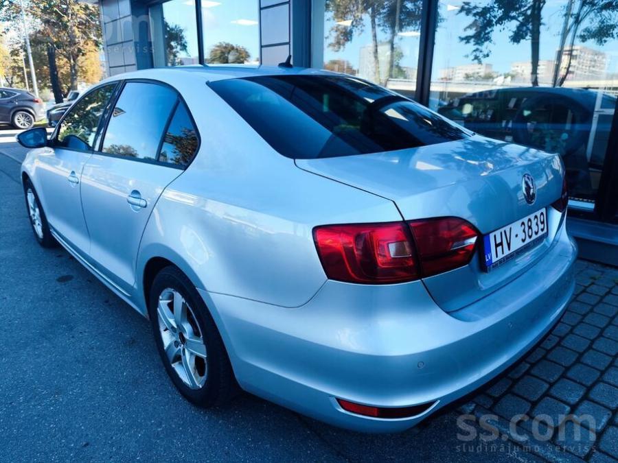 Grey Volkswagen Jetta 2012 in Riga, with an engine capacity of 1.20 L and mileage of 280 thousand km for 2900 €, photo 3 on AUTOMOTO.COM.LV