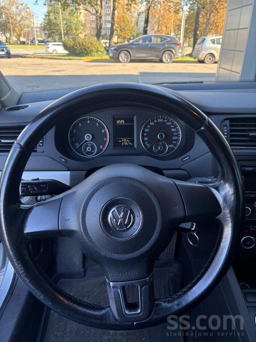 Grey Volkswagen Jetta 2012 in Riga, with an engine capacity of 1.20 L and mileage of 280 thousand km for 2900 €, photo 4 on AUTOMOTO.COM.LV