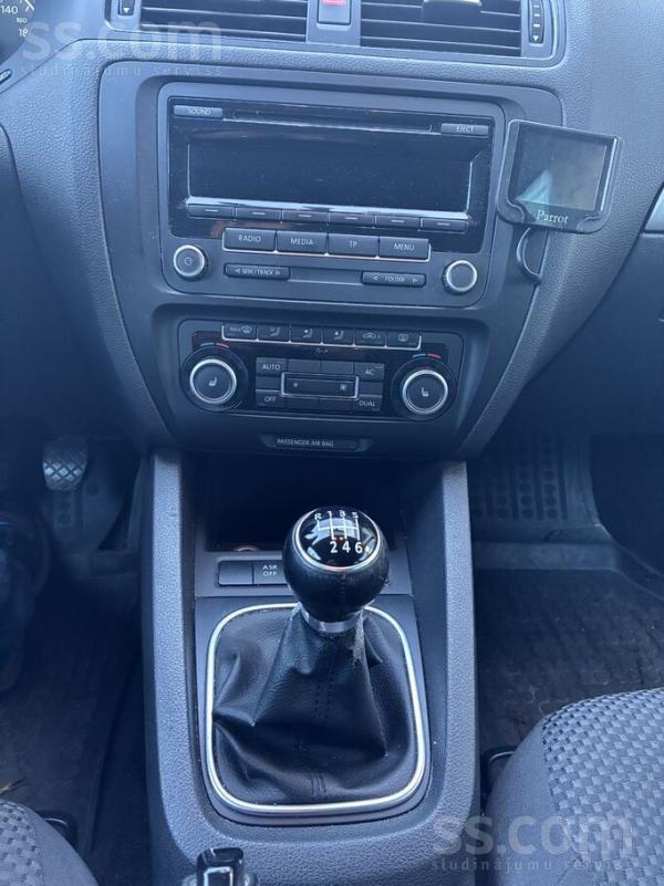 Grey Volkswagen Jetta 2012 in Riga, with an engine capacity of 1.20 L and mileage of 280 thousand km for 2900 €, photo 5 on AUTOMOTO.COM.LV