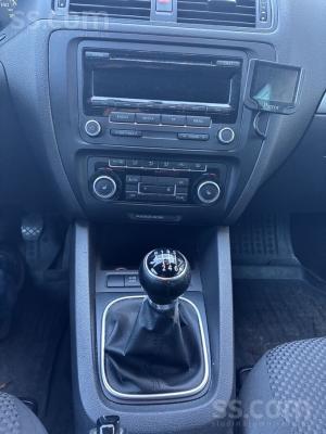 Grey Volkswagen Jetta 2012 in Riga, with an engine capacity of 1.20 L and mileage of 280 thousand km for 2900 €, photo 5 on AUTOMOTO.COM.LV
