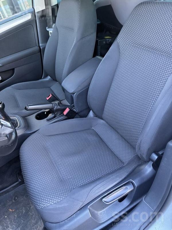 Grey Volkswagen Jetta 2012 in Riga, with an engine capacity of 1.20 L and mileage of 280 thousand km for 2900 €, photo 6 on AUTOMOTO.COM.LV