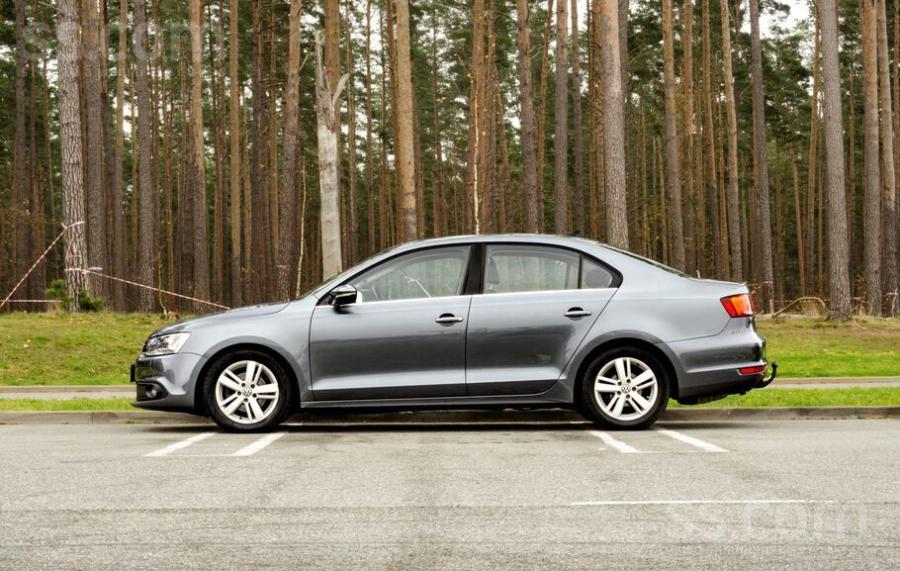 Pelēks Volkswagen Jetta 2013 Rīga, ar dzinēja tilpumu 1.40 L un nobraukumu 175 tūkst. km par 5590 €, foto 5 vietnē AUTOMOTO.COM.LV