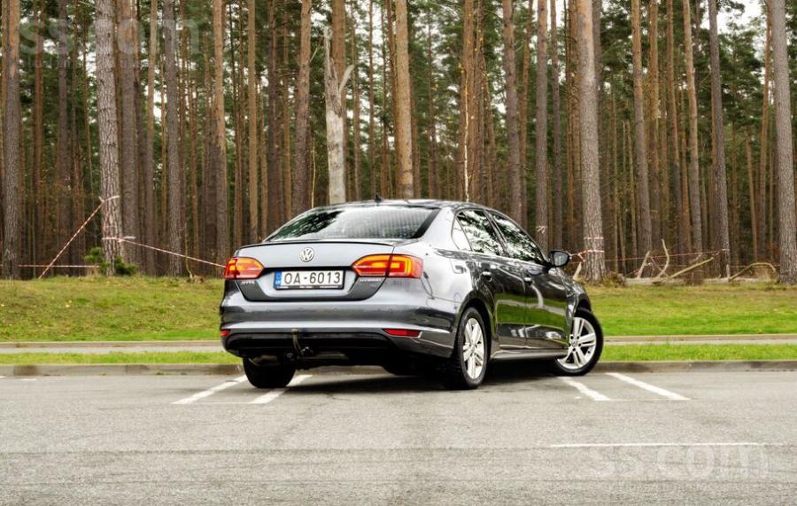 Pelēks Volkswagen Jetta 2013 Rīga, ar dzinēja tilpumu 1.40 L un nobraukumu 175 tūkst. km par 5590 €, foto 6 vietnē AUTOMOTO.COM.LV