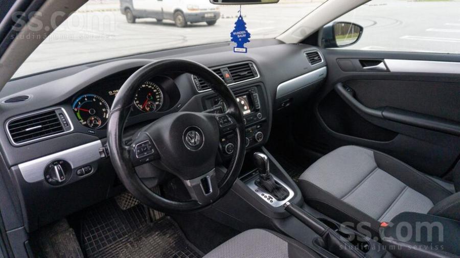 Pelēks Volkswagen Jetta 2013 Rīga, ar dzinēja tilpumu 1.40 L un nobraukumu 175 tūkst. km par 5590 €, foto 10 vietnē AUTOMOTO.COM.LV