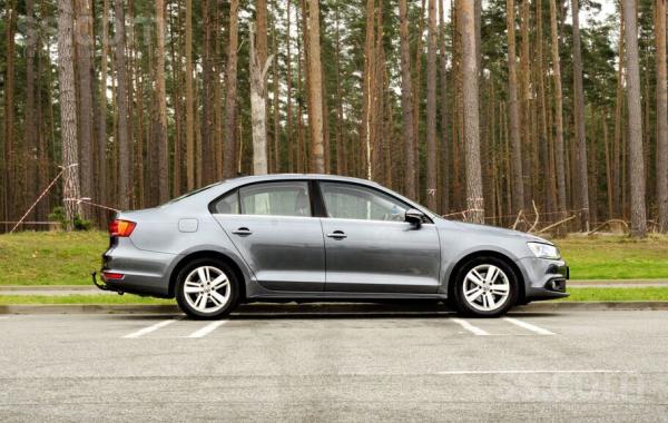 Grey Volkswagen Jetta 2013 in Riga, with an engine capacity of 1.40 L and mileage of 175 thousand km for 5590 €, photo 7 on AUTOMOTO.COM.LV