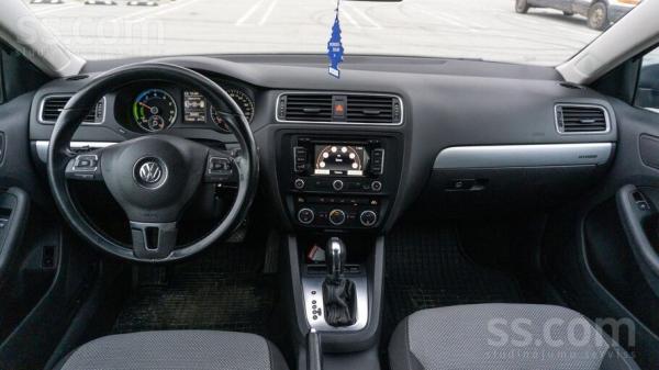 Grey Volkswagen Jetta 2013 in Riga, with an engine capacity of 1.40 L and mileage of 175 thousand km for 5590 €, photo 10 on AUTOMOTO.COM.LV