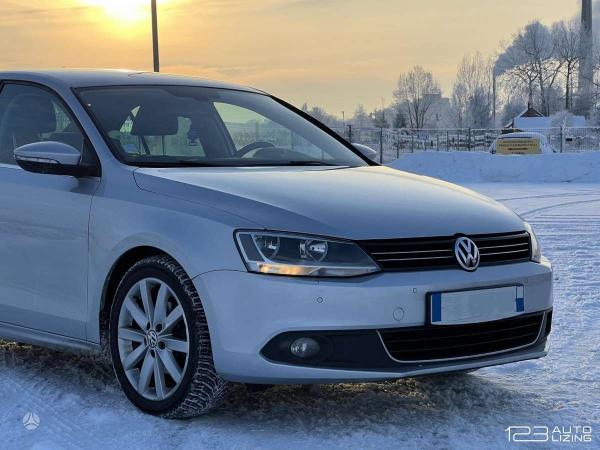 Grey Volkswagen Jetta 2013 in Taurage, with an engine capacity of 1.60 L and mileage of 204 thousand km for 5700 €, photo 5 on AUTOMOTO.COM.LV