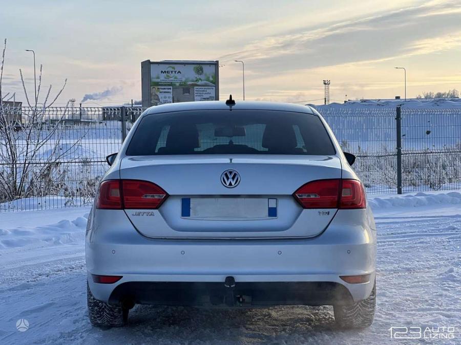 Grey Volkswagen Jetta 2013 in Taurage, with an engine capacity of 1.60 L and mileage of 204 thousand km for 5700 €, photo 8 on AUTOMOTO.COM.LV