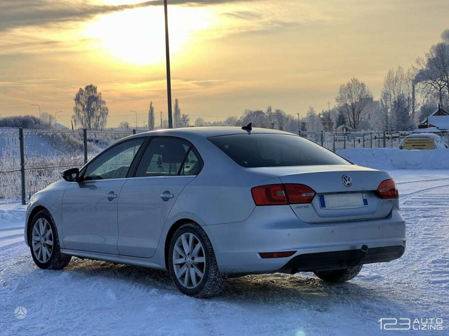 Grey Volkswagen Jetta 2013 in Taurage, with an engine capacity of 1.60 L and mileage of 204 thousand km for 5700 €, photo 9 on AUTOMOTO.COM.LV