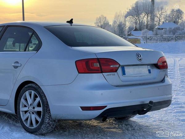 Grey Volkswagen Jetta 2013 in Taurage, with an engine capacity of 1.60 L and mileage of 204 thousand km for 5700 €, photo 10 on AUTOMOTO.COM.LV