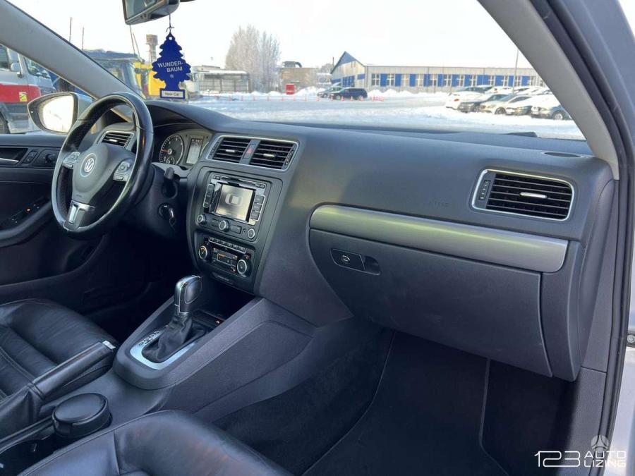 Grey Volkswagen Jetta 2013 in Taurage, with an engine capacity of 1.60 L and mileage of 204 thousand km for 5700 €, photo 13 on AUTOMOTO.COM.LV