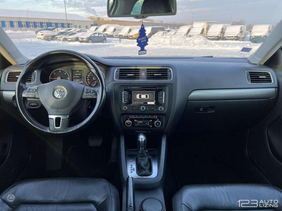 Grey Volkswagen Jetta 2013 in Taurage, with an engine capacity of 1.60 L and mileage of 204 thousand km for 5700 €, photo 14 on AUTOMOTO.COM.LV