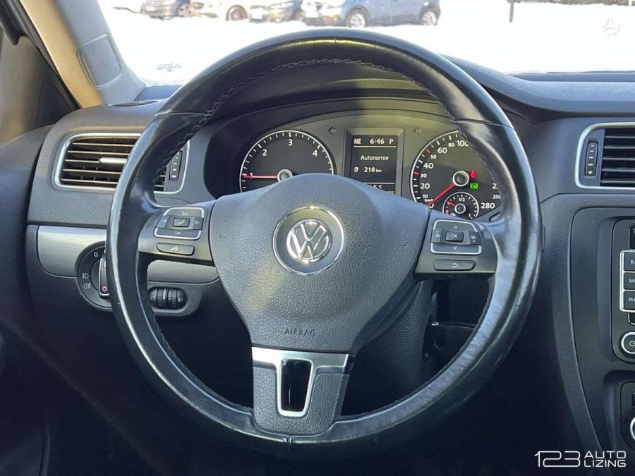 Grey Volkswagen Jetta 2013 in Taurage, with an engine capacity of 1.60 L and mileage of 204 thousand km for 5700 €, photo 16 on AUTOMOTO.COM.LV