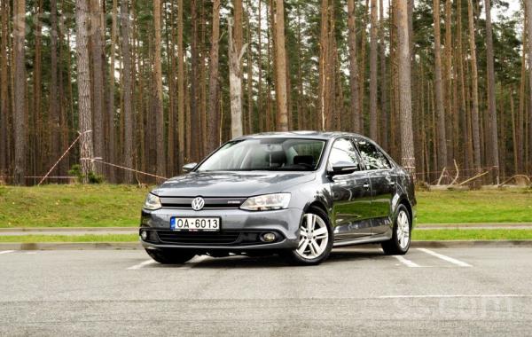 Grey Volkswagen Jetta 2013 in Riga, with an engine capacity of 1.40 L and mileage of 175 thousand km for 5190 €, photo 1 on AUTOMOTO.COM.LV