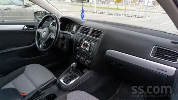 Grey Volkswagen Jetta 2013 in Riga, with an engine capacity of 1.40 L and mileage of 175 thousand km for 5190 €, photo 10 on AUTOMOTO.COM.LV