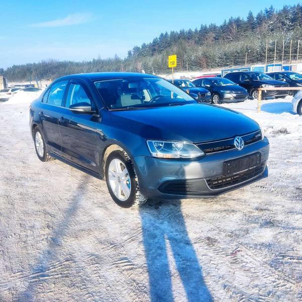 Grey Volkswagen Jetta 2013 in Vilnius, with an engine capacity of 1.40 L and mileage of 235 thousand km for 5400 €, photo 1 on AUTOMOTO.COM.LV