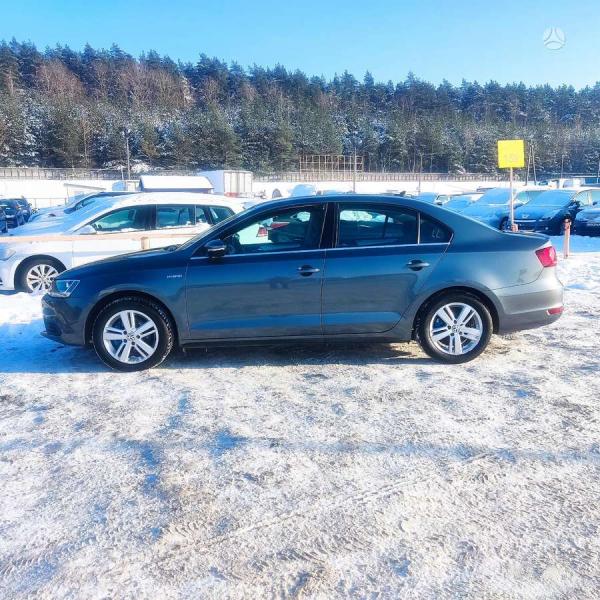 Grey Volkswagen Jetta 2013 in Vilnius, with an engine capacity of 1.40 L and mileage of 235 thousand km for 5400 €, photo 4 on AUTOMOTO.COM.LV