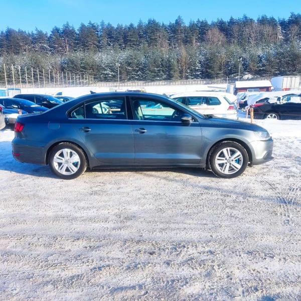 Grey Volkswagen Jetta 2013 in Vilnius, with an engine capacity of 1.40 L and mileage of 235 thousand km for 5400 €, photo 5 on AUTOMOTO.COM.LV