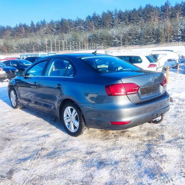 Grey Volkswagen Jetta 2013 in Vilnius, with an engine capacity of 1.40 L and mileage of 235 thousand km for 5400 €, photo 6 on AUTOMOTO.COM.LV