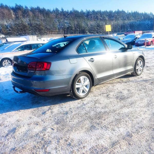 Grey Volkswagen Jetta 2013 in Vilnius, with an engine capacity of 1.40 L and mileage of 235 thousand km for 5400 €, photo 8 on AUTOMOTO.COM.LV