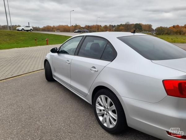 Pelēks Volkswagen Jetta 2013 Viļņa, ar dzinēja tilpumu 1.60 L un nobraukumu 248 tūkst. km par 4250 €, foto 4 vietnē AUTOMOTO.COM.LV