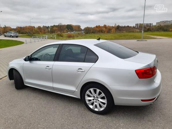 Pelēks Volkswagen Jetta 2013 Viļņa, ar dzinēja tilpumu 1.60 L un nobraukumu 248 tūkst. km par 4250 €, foto 5 vietnē AUTOMOTO.COM.LV