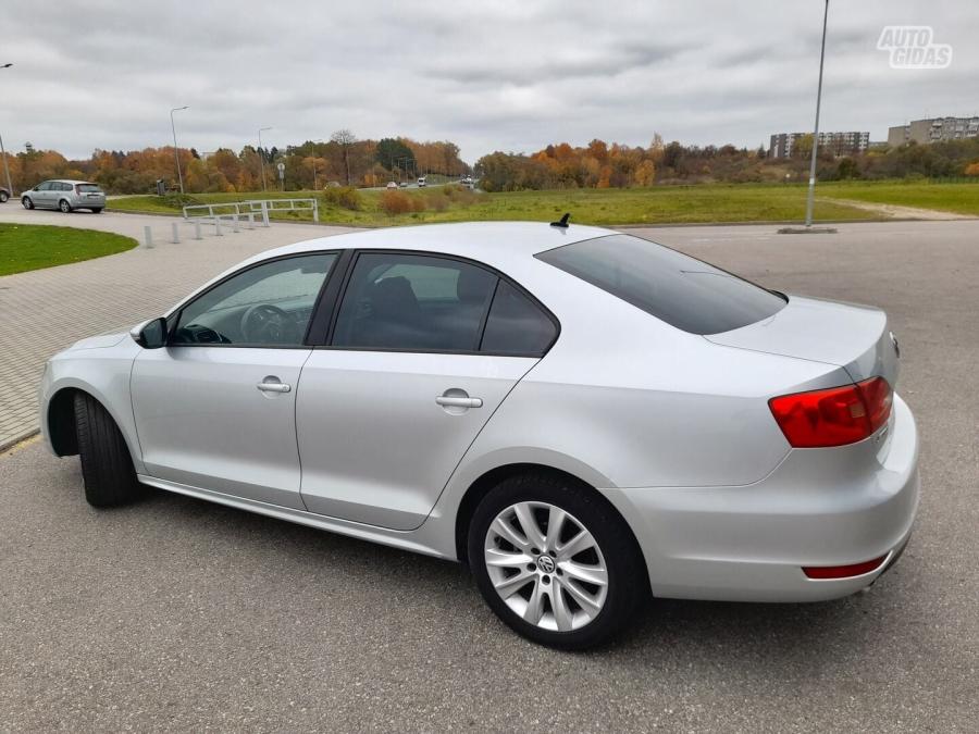 Pelēks Volkswagen Jetta 2013 Viļņa, ar dzinēja tilpumu 1.60 L un nobraukumu 248 tūkst. km par 4250 €, foto 6 vietnē AUTOMOTO.COM.LV