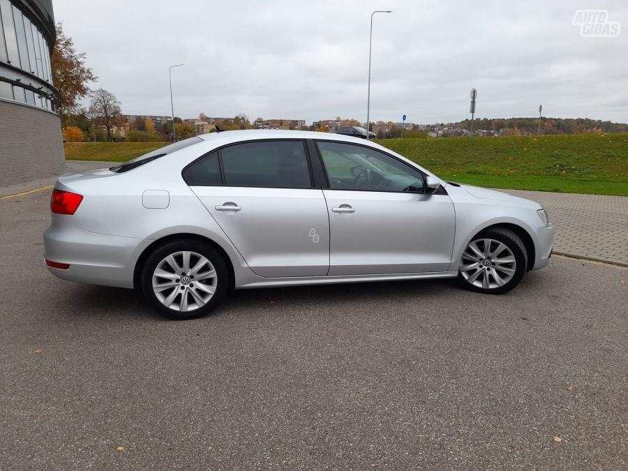 Pelēks Volkswagen Jetta 2013 Viļņa, ar dzinēja tilpumu 1.60 L un nobraukumu 248 tūkst. km par 4250 €, foto 9 vietnē AUTOMOTO.COM.LV