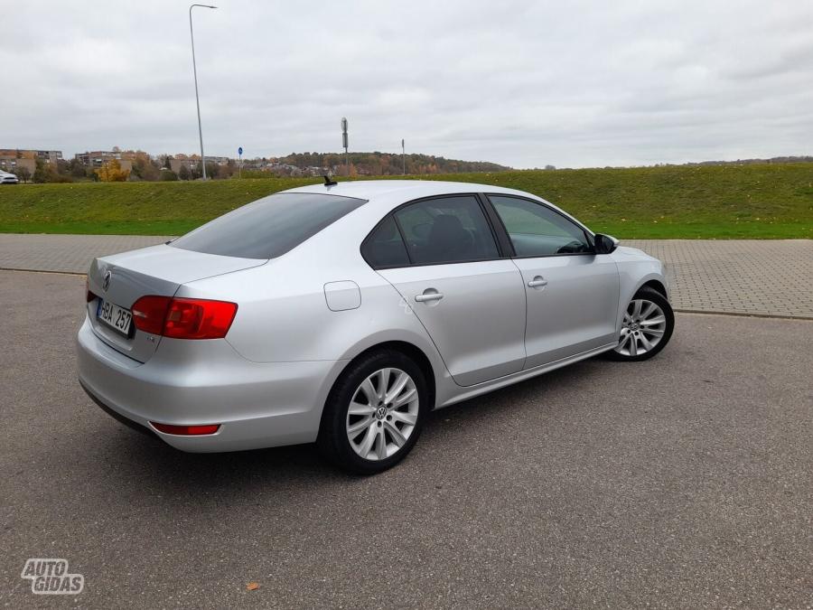 Pelēks Volkswagen Jetta 2013 Viļņa, ar dzinēja tilpumu 1.60 L un nobraukumu 248 tūkst. km par 4250 €, foto 10 vietnē AUTOMOTO.COM.LV