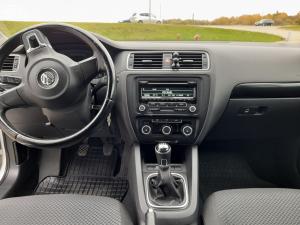 Pelēks Volkswagen Jetta 2013 Viļņa, ar dzinēja tilpumu 1.60 L un nobraukumu 248 tūkst. km par 4250 €, foto 18 vietnē AUTOMOTO.COM.LV