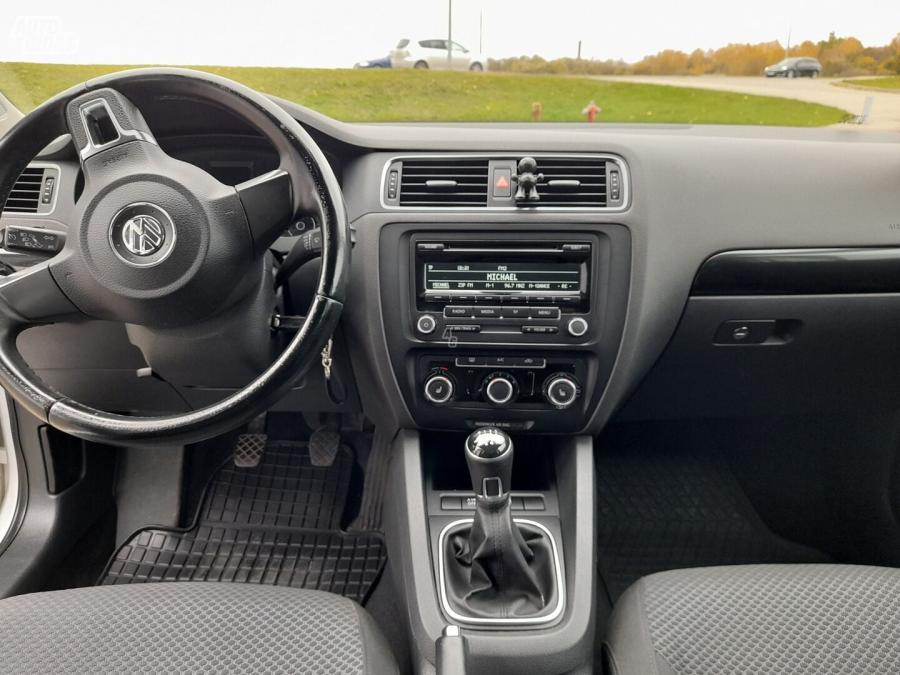 Pelēks Volkswagen Jetta 2013 Viļņa, ar dzinēja tilpumu 1.60 L un nobraukumu 248 tūkst. km par 4250 €, foto 18 vietnē AUTOMOTO.COM.LV