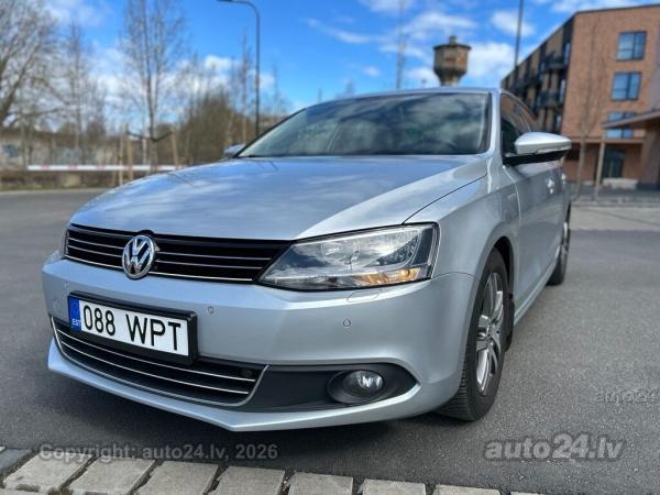 Grey Volkswagen Jetta 2013 in Tallinn, with an engine capacity of 1.40 L and mileage of 198 thousand km for 6446 €, photo 4 on AUTOMOTO.COM.LV