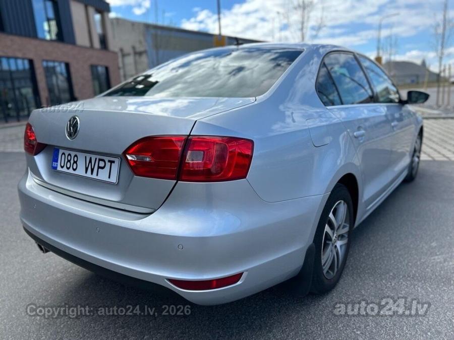 Grey Volkswagen Jetta 2013 in Tallinn, with an engine capacity of 1.40 L and mileage of 198 thousand km for 6446 €, photo 6 on AUTOMOTO.COM.LV