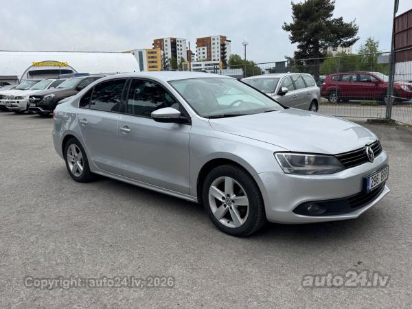 Grey Volkswagen Jetta 2013 in Tallinn, with an engine capacity of 1.60 L and mileage of 320 thousand km for 5700 €, photo 1 on AUTOMOTO.COM.LV
