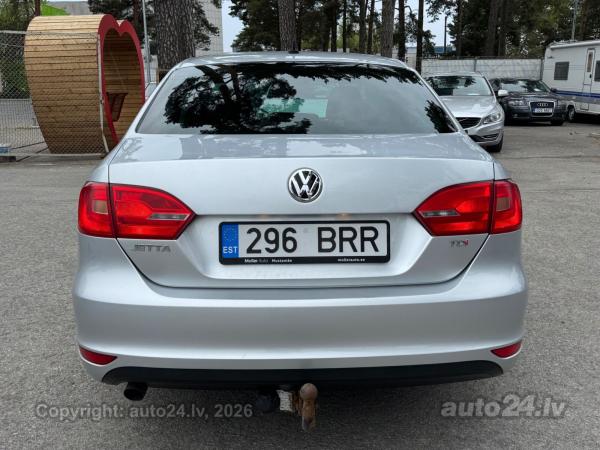 Grey Volkswagen Jetta 2013 in Tallinn, with an engine capacity of 1.60 L and mileage of 320 thousand km for 5700 €, photo 6 on AUTOMOTO.COM.LV