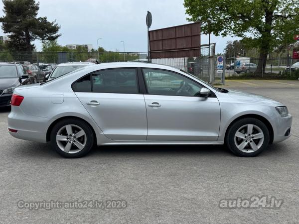 Grey Volkswagen Jetta 2013 in Tallinn, with an engine capacity of 1.60 L and mileage of 320 thousand km for 5700 €, photo 8 on AUTOMOTO.COM.LV