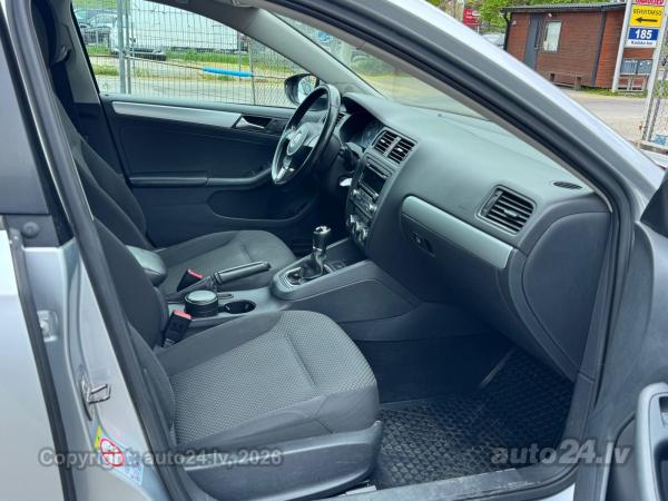 Grey Volkswagen Jetta 2013 in Tallinn, with an engine capacity of 1.60 L and mileage of 320 thousand km for 5700 €, photo 9 on AUTOMOTO.COM.LV