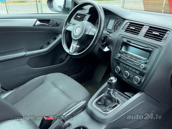 Grey Volkswagen Jetta 2013 in Tallinn, with an engine capacity of 1.60 L and mileage of 320 thousand km for 5700 €, photo 10 on AUTOMOTO.COM.LV