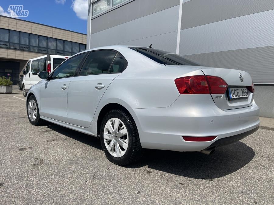 Grey Volkswagen Jetta 2013 in Vilnius, with an engine capacity of 1.60 L and mileage of 200 thousand km for 3500 €, photo 1 on AUTOMOTO.COM.LV
