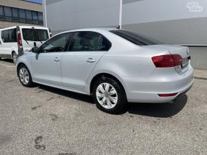 Grey Volkswagen Jetta 2013 in Vilnius, with an engine capacity of 1.60 L and mileage of 200 thousand km for 3500 €, photo 3 on AUTOMOTO.COM.LV