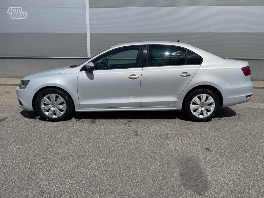 Grey Volkswagen Jetta 2013 in Vilnius, with an engine capacity of 1.60 L and mileage of 200 thousand km for 3500 €, photo 4 on AUTOMOTO.COM.LV