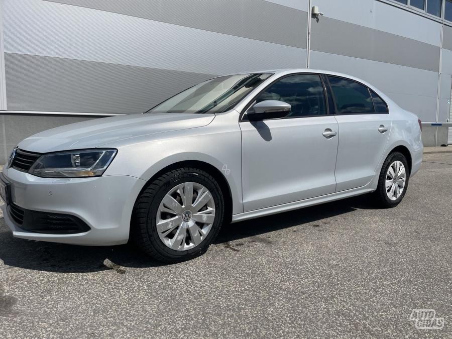 Grey Volkswagen Jetta 2013 in Vilnius, with an engine capacity of 1.60 L and mileage of 200 thousand km for 3500 €, photo 5 on AUTOMOTO.COM.LV
