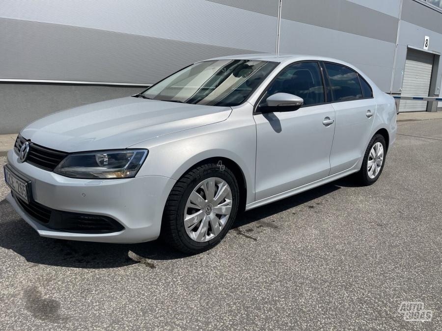 Grey Volkswagen Jetta 2013 in Vilnius, with an engine capacity of 1.60 L and mileage of 200 thousand km for 3500 €, photo 6 on AUTOMOTO.COM.LV