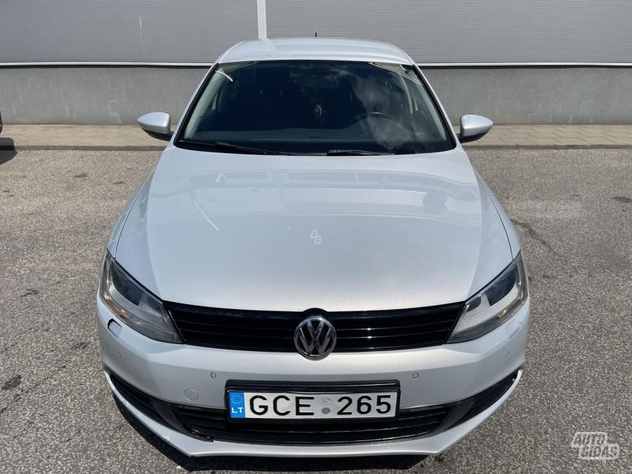 Grey Volkswagen Jetta 2013 in Vilnius, with an engine capacity of 1.60 L and mileage of 200 thousand km for 3500 €, photo 7 on AUTOMOTO.COM.LV