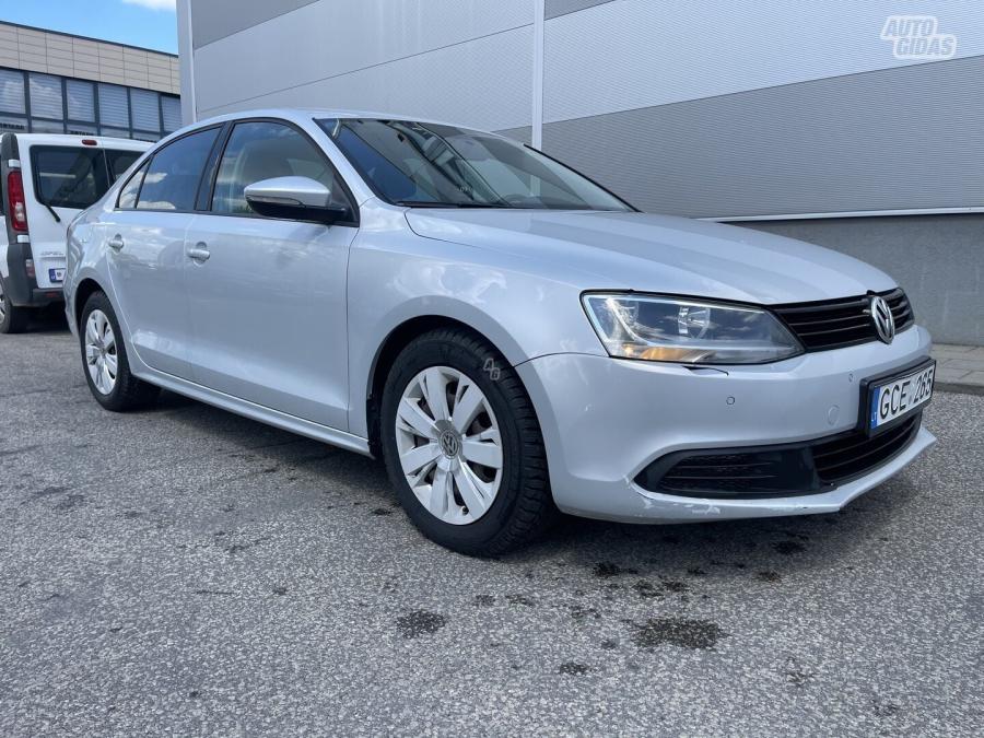 Grey Volkswagen Jetta 2013 in Vilnius, with an engine capacity of 1.60 L and mileage of 200 thousand km for 3500 €, photo 8 on AUTOMOTO.COM.LV