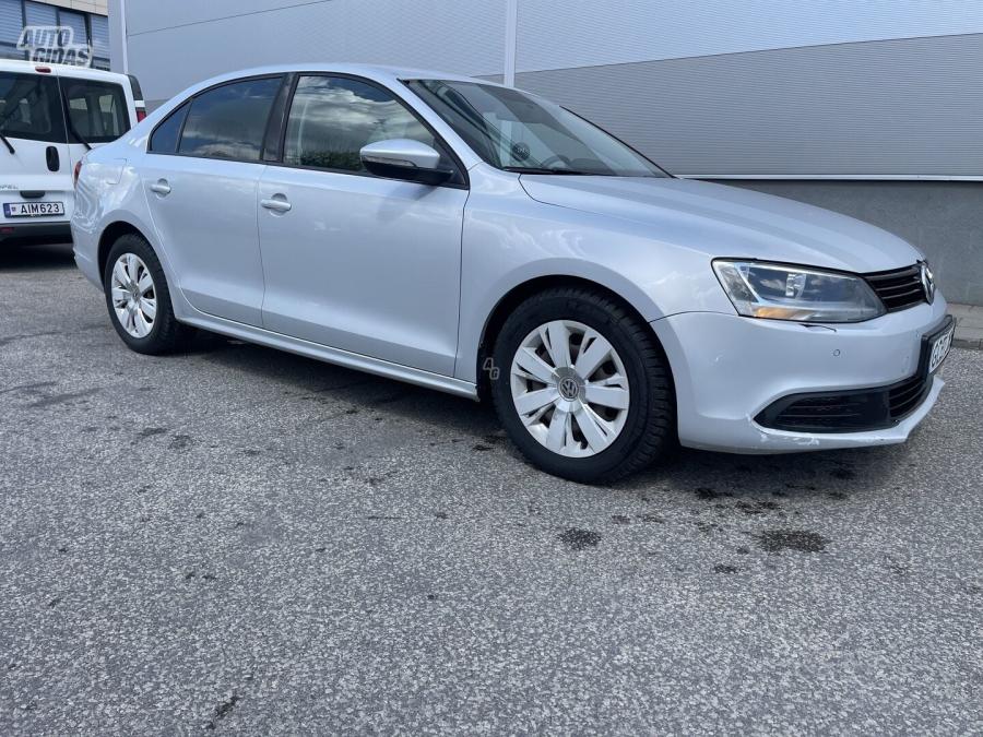 Grey Volkswagen Jetta 2013 in Vilnius, with an engine capacity of 1.60 L and mileage of 200 thousand km for 3500 €, photo 9 on AUTOMOTO.COM.LV